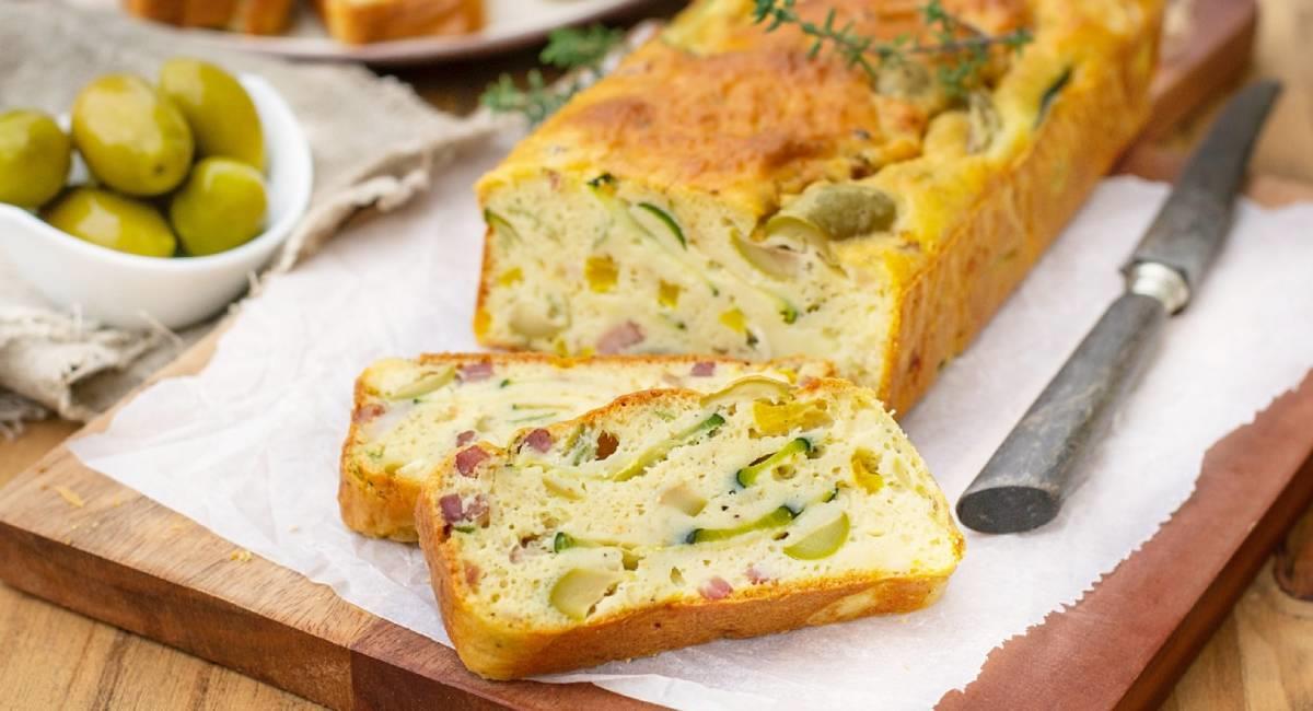 Brzi slani kruh (šunka, sir, kiseli krastavci, masline) | Index Recepti