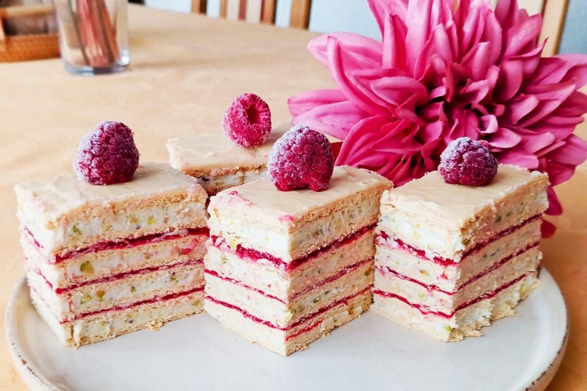 Rozen kore s bijelom čokoladom, malinama i pistacijama | Index Recepti