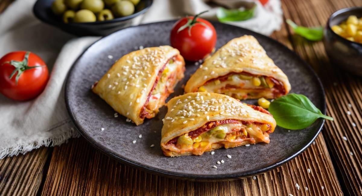 Kupus kifle s ajvarom, šunkom i sirom | Index Recepti